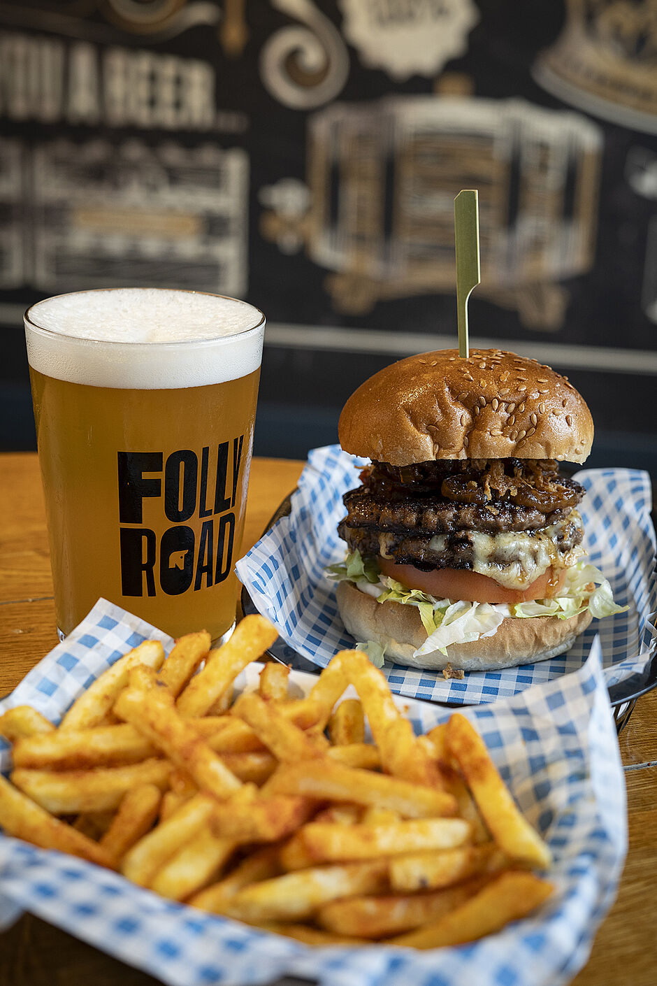 Great local pub and courtyard in Devizes - Three Crowns Devizes