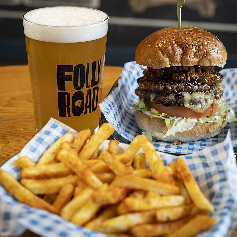 Great local pub and courtyard in Devizes - Three Crowns Devizes