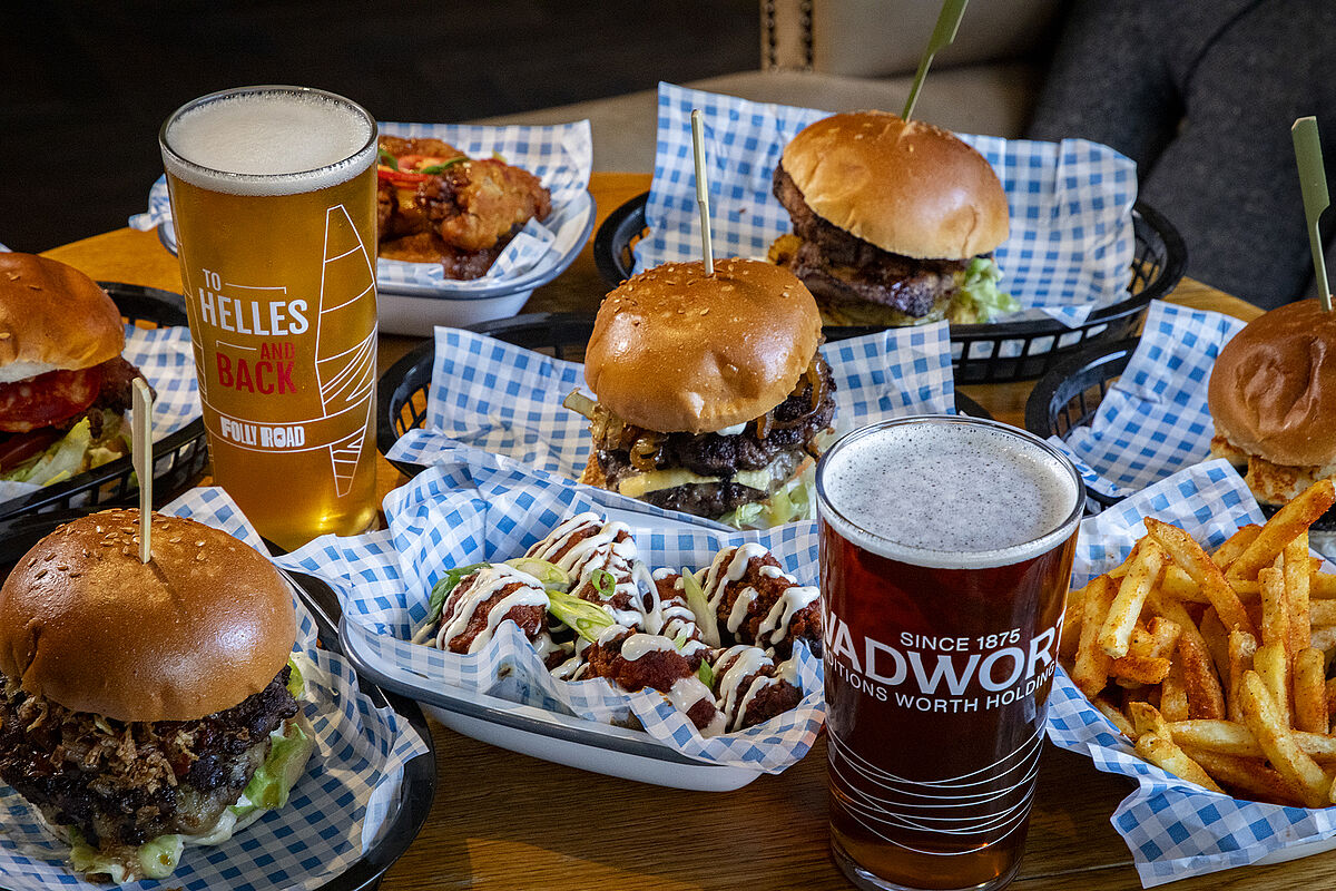 Great local pub and courtyard in Devizes - Three Crowns Devizes